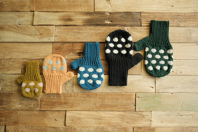 Ravelry: Polka dot Mittens pattern by Inyoung Kim(Mielaworkshop)