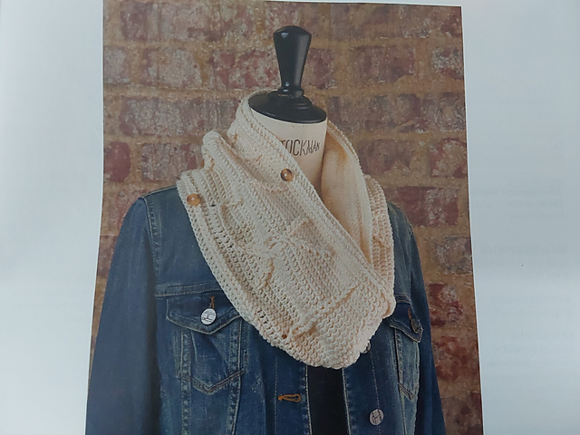 Ravelry: Loop mit Zöpfen pattern by Becky Skuse