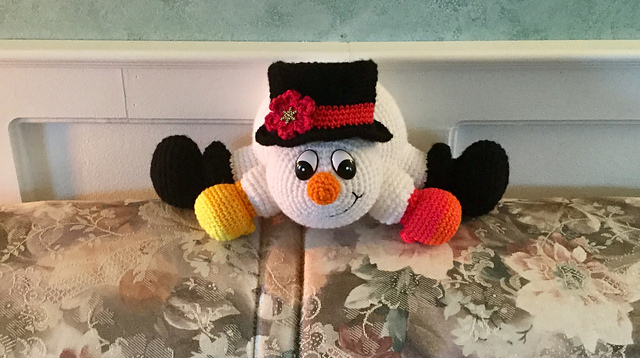 Ravelry: Snowman Couch Hugger pattern by Lisa Kingsley