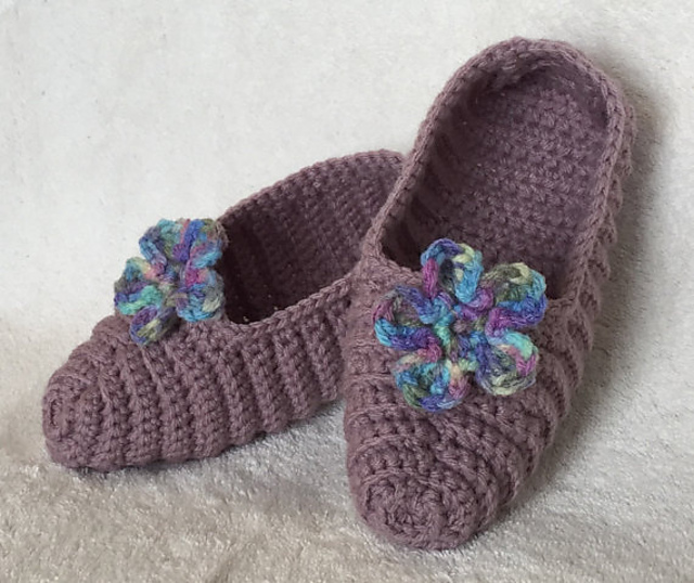 Ravelry: Ribbed Slippers for Children and Adults pattern by Janis Frank