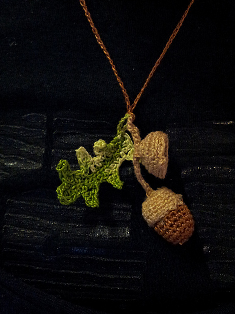 Ravelry: Oak Leaf & Acorn pattern by Vanessa Mooncie