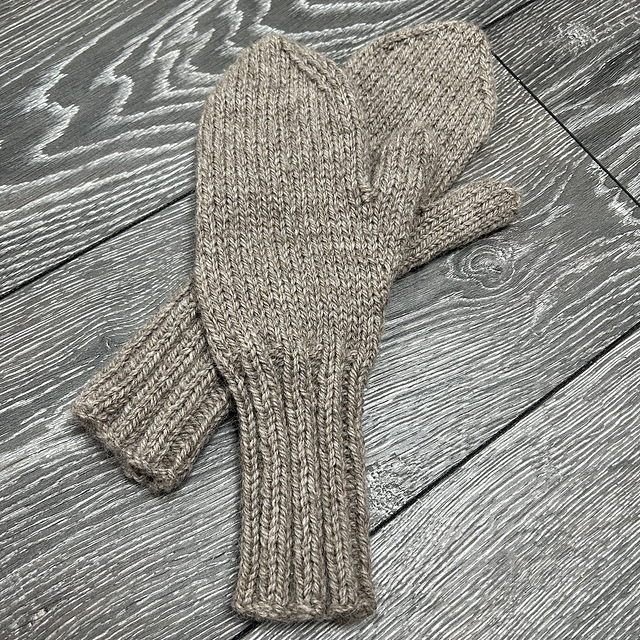 Ravelry: Bobby Mittens pattern by Jane Ellison