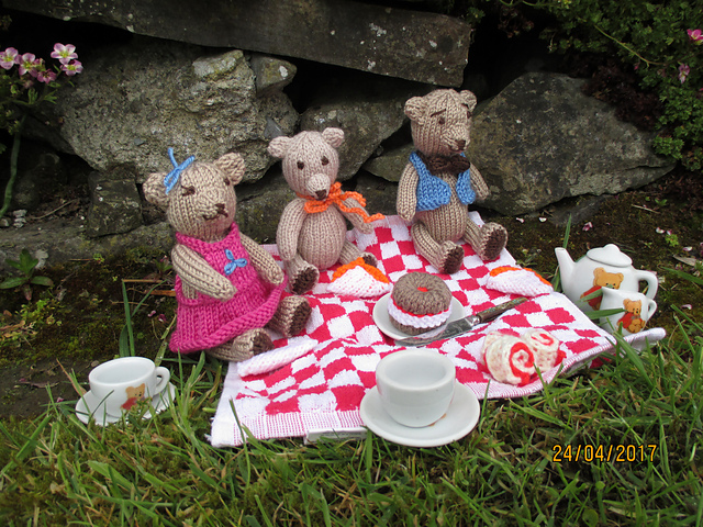 Ravelry: The Teddy Bears' Picnic pattern by Louise Watling