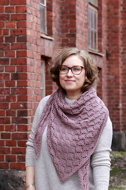 Ravelry: Fallen Leaves pattern by Janina Kallio