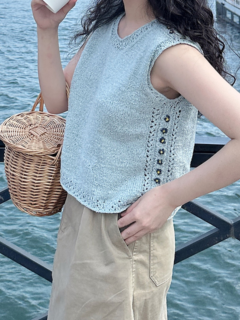Ravelry: Petit Jardin Top pattern by Jardin des Tricots