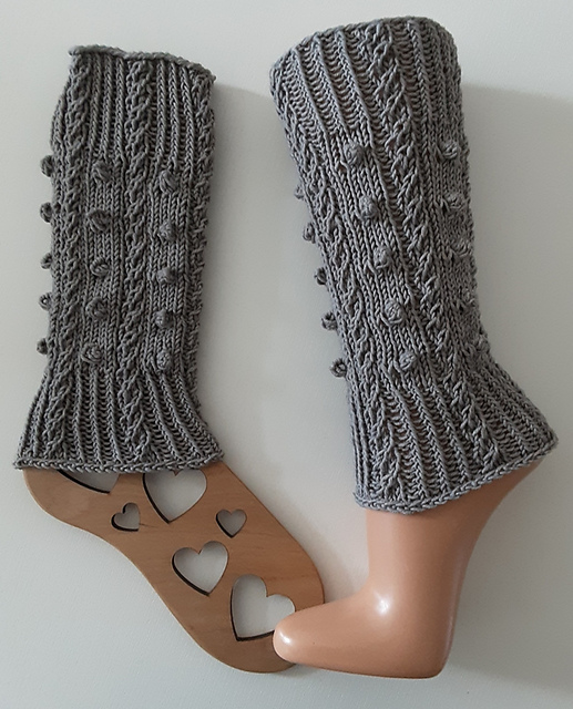 Ravelry: Cable VS Bubble Beinstulpen pattern by Jaylyn Xander