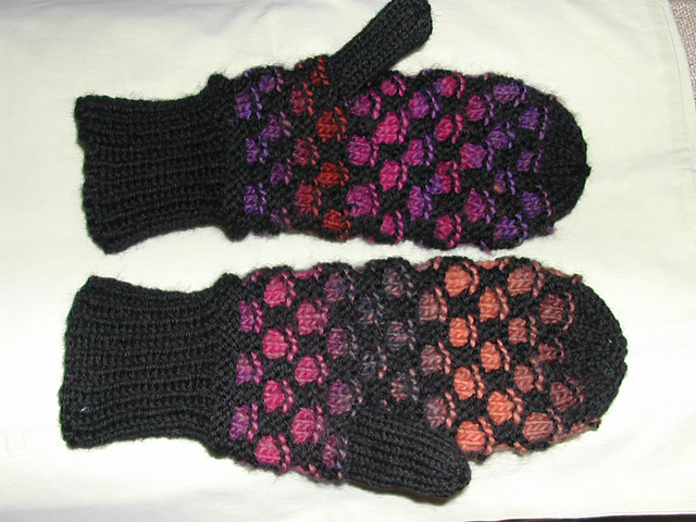 Ravelry: Honeycomb Mittens pattern by Adapted by Louise King