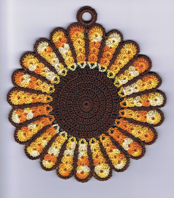 Ravelry: Vintage Daisy Potholder pattern by Maggie Weldon