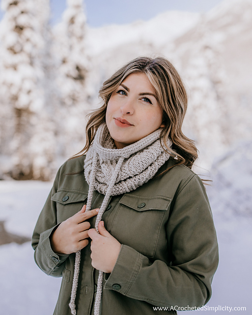 Ravelry: Winter Wonder Drawstring Cowl pattern by Jennifer Renaud