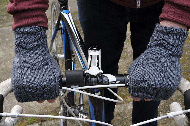 Ravelry: Veloce Mitts pattern by Jennifer Chase-Rappaport