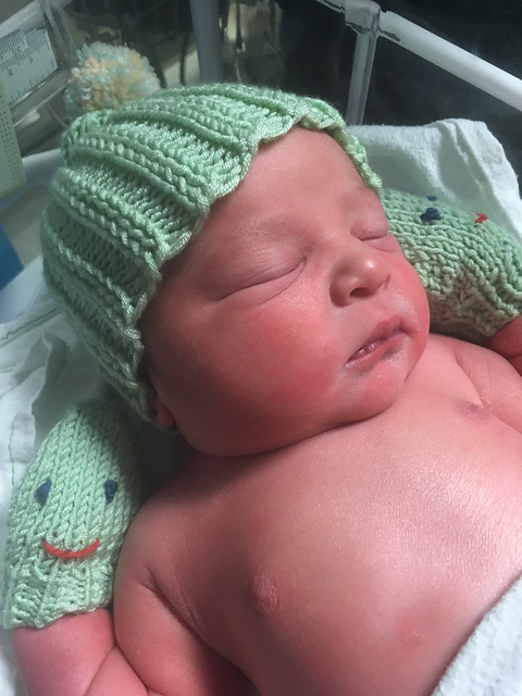 Ravelry: Newborn Hat and Mitts pattern by Tat'sgrans Treasures