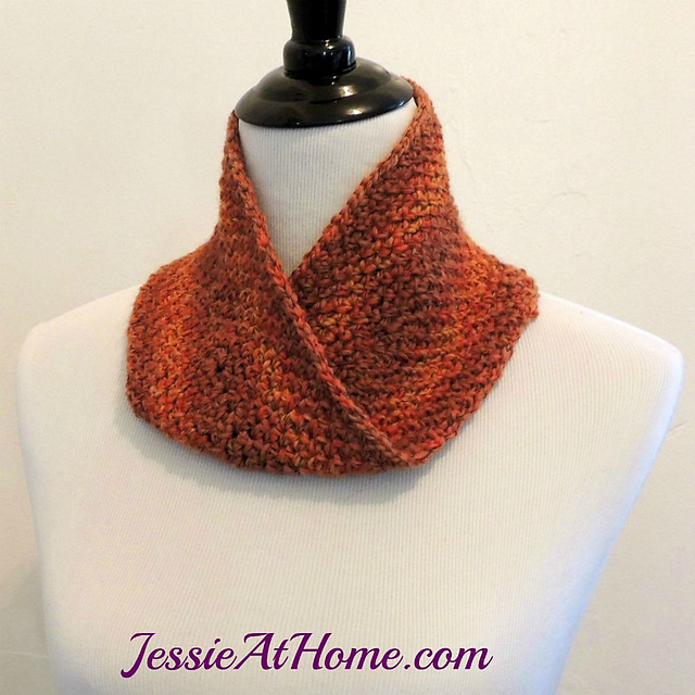 Ravelry: Linen Stitch Mobius Cowl pattern by Jessie Rayot