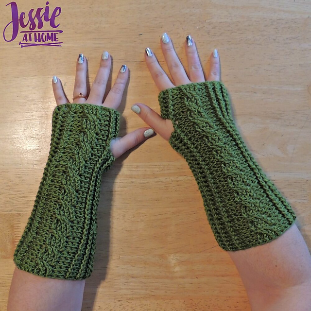 Ravelry: Cabled Mitts pattern by Jessie Rayot