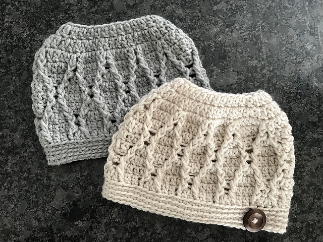 Ravelry: Diva’s Messy Bun Hat pattern by Dean Den Designs