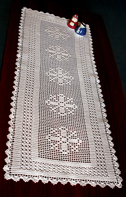 Ravelry: Lacey Snowflakes Table Runner pattern by Joyce Geisler