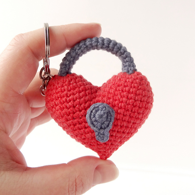 Ravelry: Heart lock keychain pattern by Yuliia Matiienko