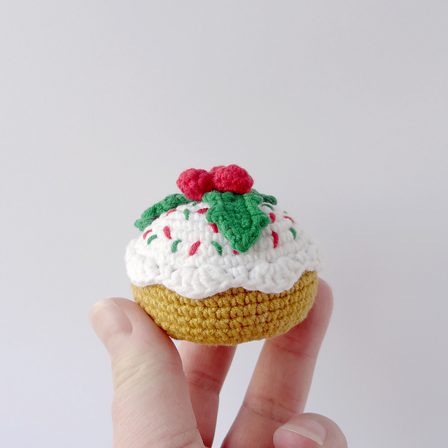 Ravelry: Christmas Holly pudding pattern by Yuliia Matiienko