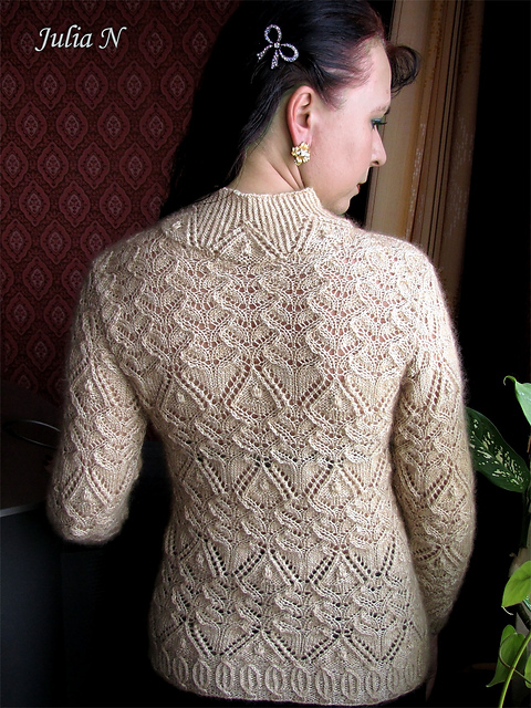 Ravelry: #06 Triangle and wavy pullover pattern by Hitomi Shida (志田 ひとみ)