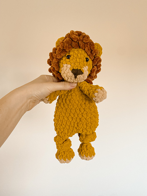 Ravelry: Lion snuggler with knotted legs pattern by Juliane Heise