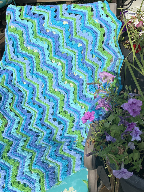 Ravelry: Sheila's Shells Ripple Blanket pattern by Julie Yeager