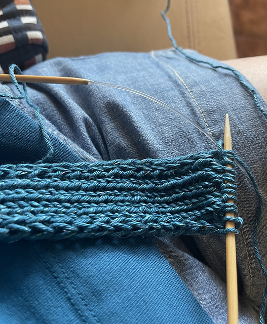 Ravelry: Knitted belt pattern by Julie Lagauzere