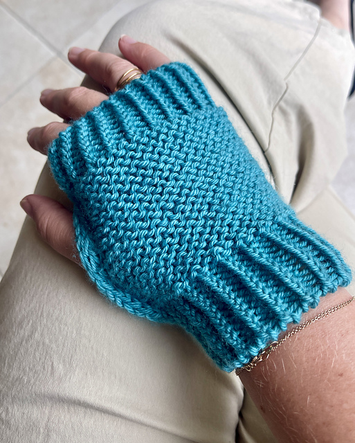 Ravelry: Easy Fingerless mittens pattern by Julie Lagauzere