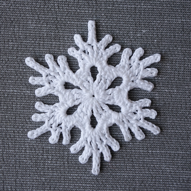 Ravelry: Coriander Snowflake pattern by Jessica Wifall