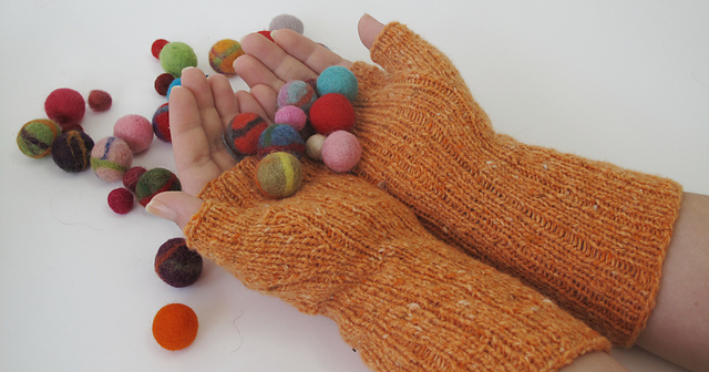 Ravelry: Knuckle Down Mitts pattern by Juliet Bernard