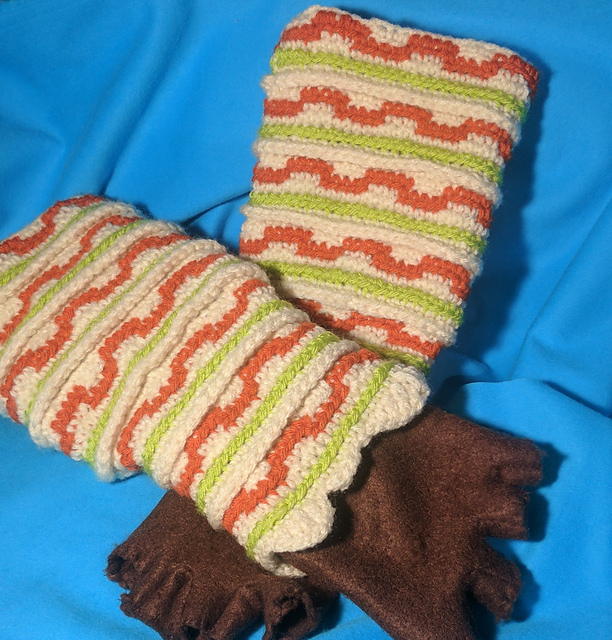 Ravelry: LoZ BotW Link Arm Warmers pattern by BobaGum