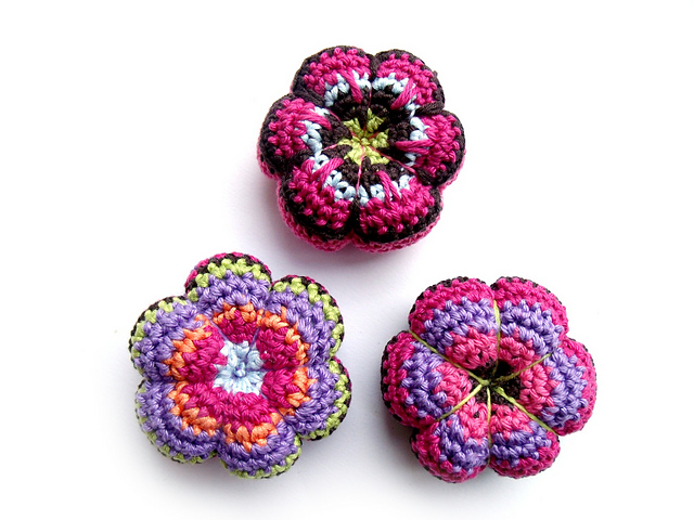 Ravelry: Retro flower pincushion pattern by Lucia Förthmann