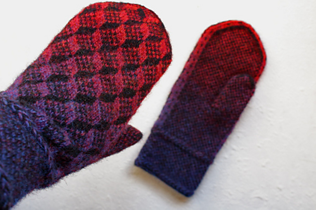 Ravelry: KateStories' Latvian mittens