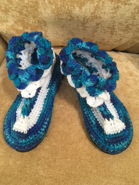 Ravelry: Flip flop cozy slippers pattern by Michelle Dunifer