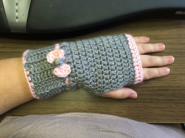 Ravelry: Easy fingerless gloves pattern by Kayla Surber