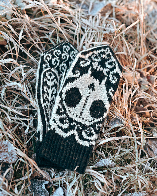 Ravelry: Smoke & bones pattern by Amanda Karlsson
