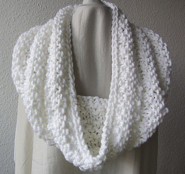 Ravelry: Snowdrift Cowl pattern by Kerstin Michler