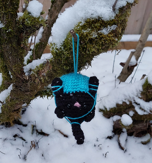 Ravelry: Cat Bauble pattern by Kylie Slee