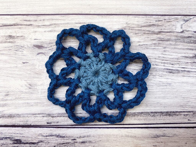 Ravelry: Easy Flower pattern by Amanda Saladin