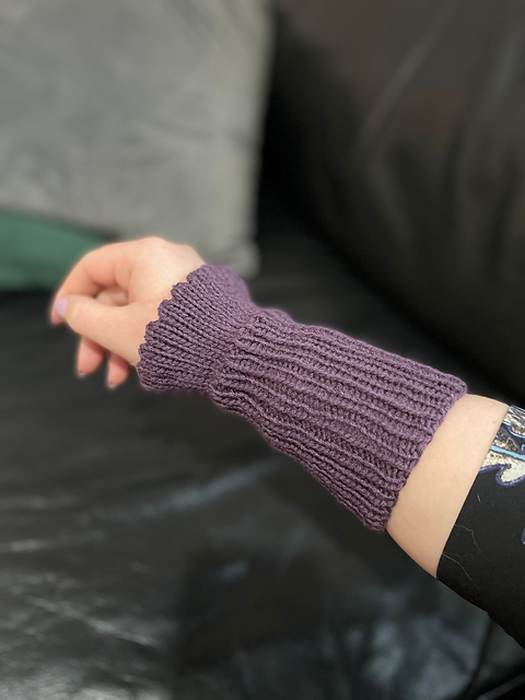 Ravelry: Tulip cuffs pattern by Kissistä kintaat / Henna