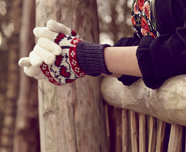 Ravelry: Wooden Heart Gloves pattern by Amy Pickard