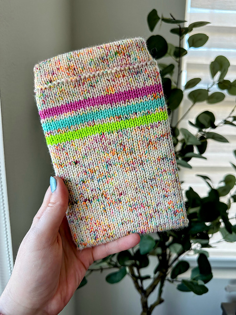 Ravelry: Knit E-Reader Cozy pattern by Leslie Forrester