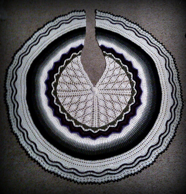 Ravelry: Lanastrikkersdottir Shawl/Christmas Tree Skirt pattern by DEBRA ASHKAR