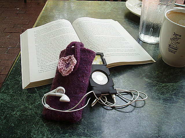 Ravelry: Sweet Pea Pod Cozy pattern by Hannah Six