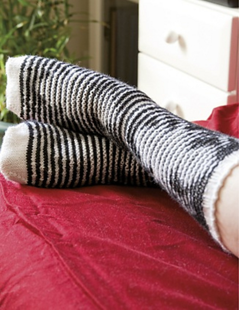 Ravelry: Spider illusion socks pattern by Gaëlle GUERIN