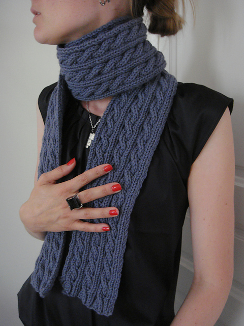 Ravelry: KnitSpirit's Une écharpe torsadée réversible