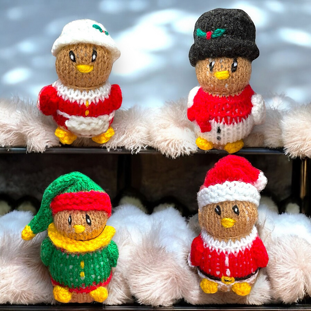 Ravelry: Christmas Robin Tree Decoration Set pattern by Rebecca Roberts