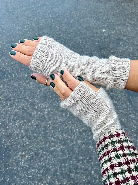 Ravelry: Kono gloves pattern by Louise Carøe