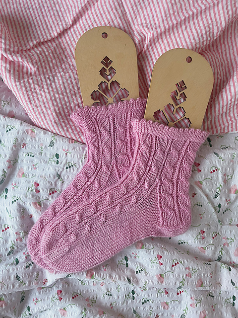 Ravelry: Nessa sukat pattern by Knit sipi