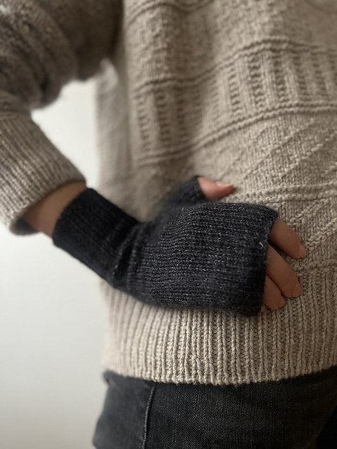 Ravelry: Chiro fingerless mittens pattern by Knitsoever