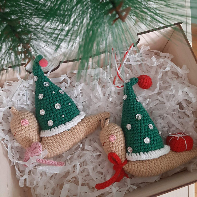 Ravelry: Christmas snail tree ornament pattern by Anna Prishchenko