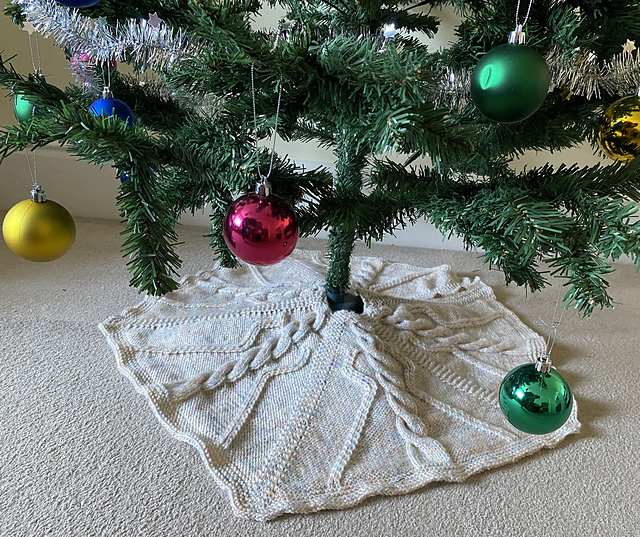 Ravelry: Rocking Around the Christmas Tree Skirt pattern by Jennifer ...